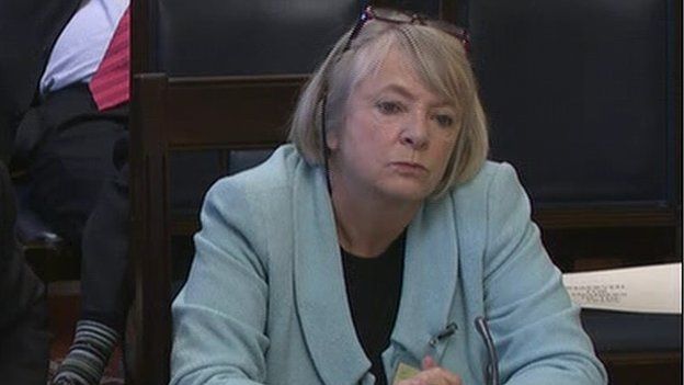 Peter Robinson 'should apologise publicly' over Muslim remarks - BBC News