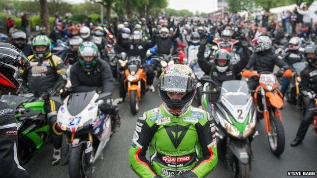 Simon Andrews: 5,000 bikers take part in memorial lap - BBC News