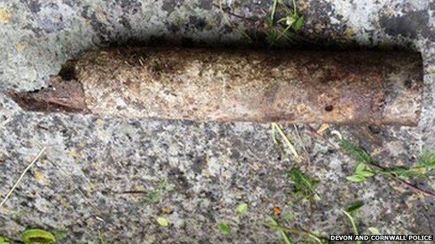 Suspected WW2 device found in Axminster - BBC News