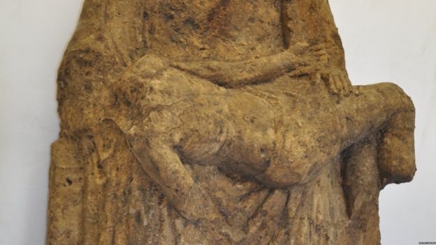 University of Lincoln uncovers hundreds of 11,000-year-old tools - BBC News