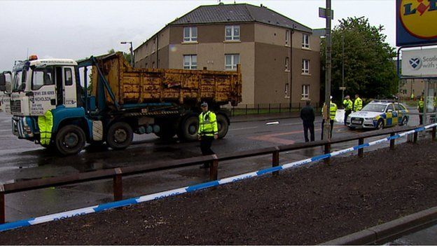 Police name man, 63, killed by truck in north Glasgow - BBC News