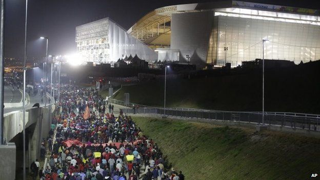 Brazil's homeless protest against World Cup - BBC News