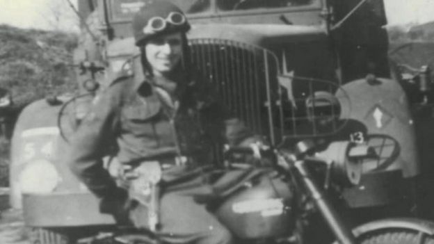 D-Day: Veteran David Edwards solves photo mystery - BBC News