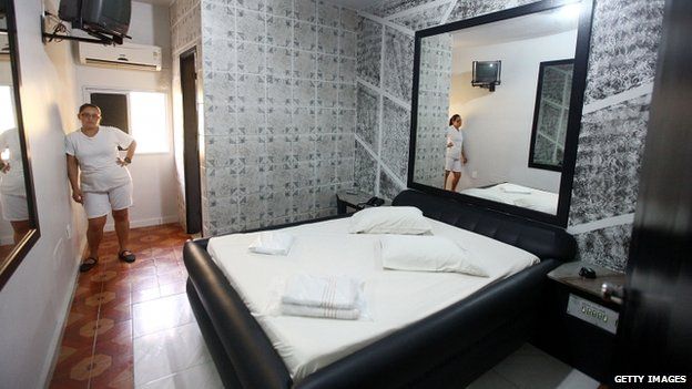 Rio 'love motels' undergo transformation for World Cup - BBC News
