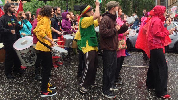Anti-racism rally held in Belfast - BBC News