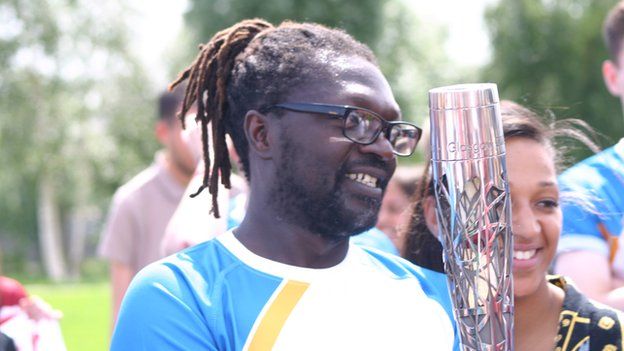 Queen's Baton Relay: Olympic Park crowds follow baton - BBC News