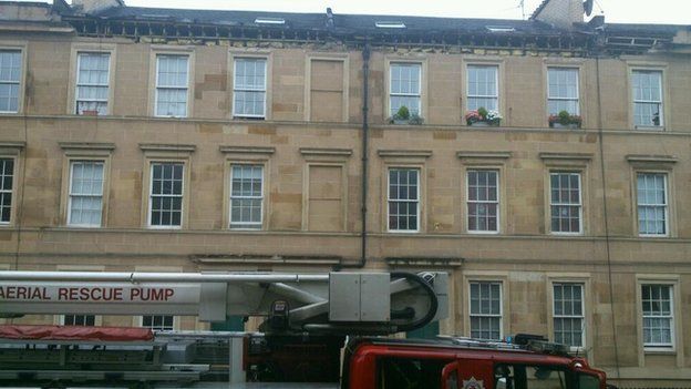 Front of sandstone tenement collapses in Glasgow - BBC News