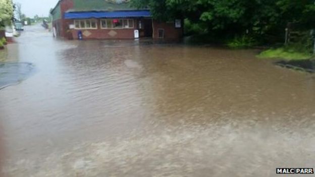 Flash floods halt Lincoln and Worksop rail services - BBC News