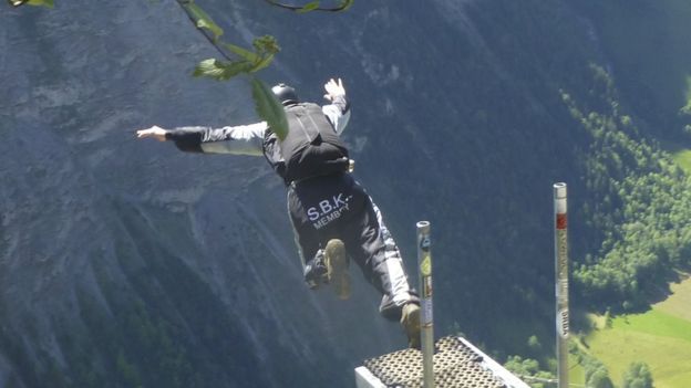 Two base jumpers killed in French Alps - BBC News