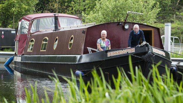 Scottish Canals launches new phase in houseboats project - BBC News