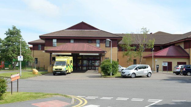 Inquiry over Llanelli stroke victim 999 delay - BBC News