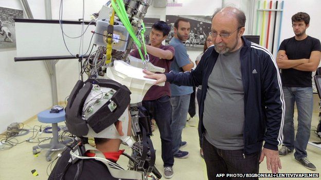 Paraplegic in robotic suit kicks off World Cup - BBC News