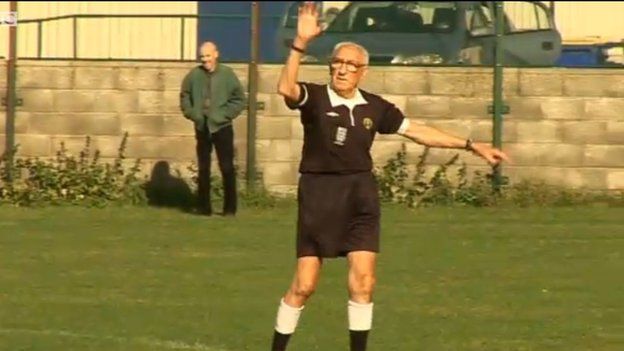 Oldest referee Harry Hardy, 88, set to retire - BBC News
