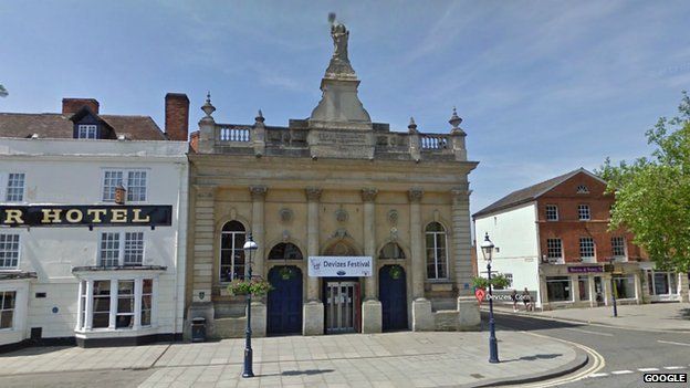 Devizes street violence: injured officers released from hospital - BBC News