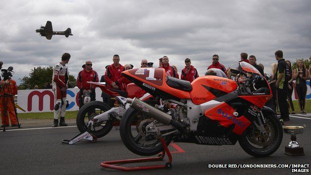Simon Andrews and Karl Harris honoured with flypast - BBC News