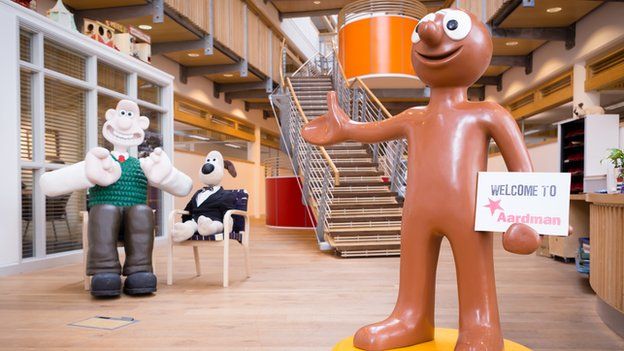 Morph learns sign language for deaf TV programme - BBC News