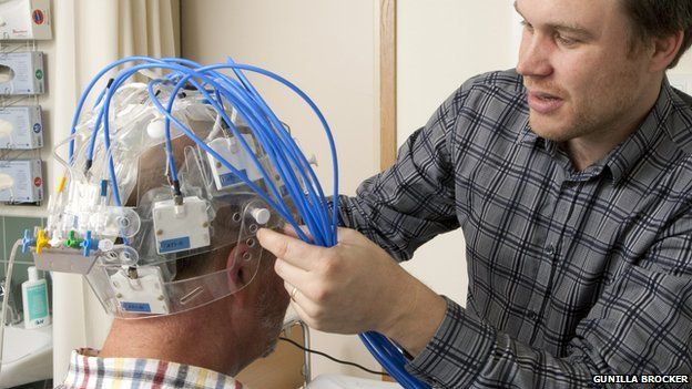 Microwave helmet 'can spot a stroke' - BBC News