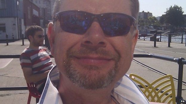 Cheeki Rafiki sailor Steve Warren's memorial held - BBC News