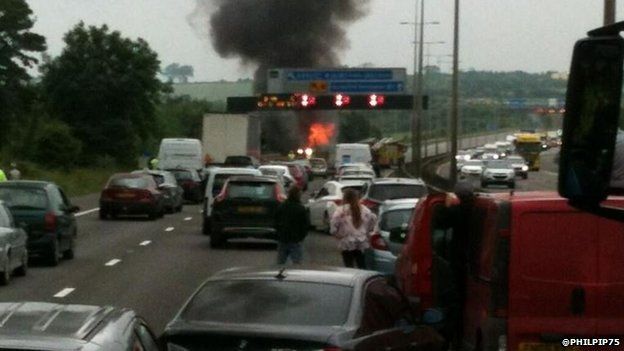M1 motorway closed near East Midlands Airport after lorry fire - BBC News