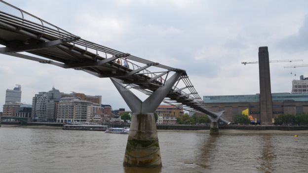 From north to south: Celebrating London's bridges - BBC News