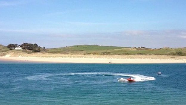 Speedboat death wife Victoria Milligan in kill cord plea - BBC News