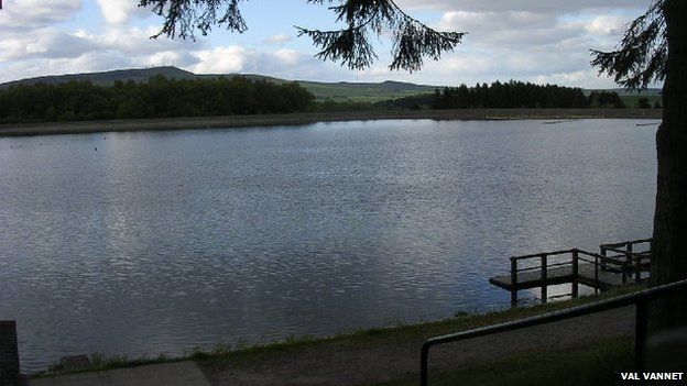 Toxic blue-green algae warning at Dundee reservoir - BBC News