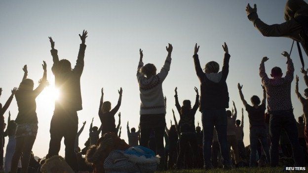 Stonehenge summer solstice celebrations see thousands gather - BBC News