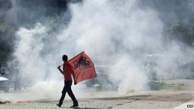 Clashes in Kosovo's Mitrovica over bridge blockade - BBC News