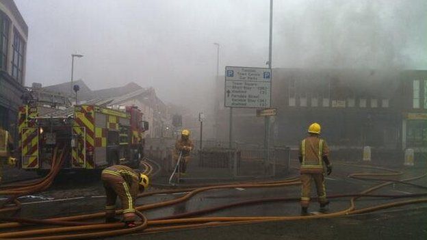 Stoke on Trent building fire closes A50 in Tunstall - BBC News