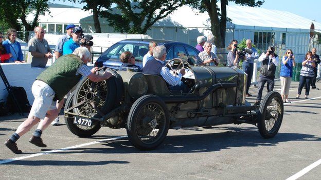 TT car race centenary celebrated on Isle of Man - BBC News