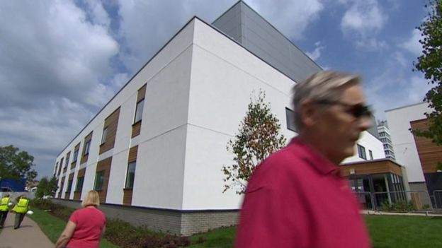 Stevenage Lister Hospital smear tests: 20,000 re-checked - BBC News