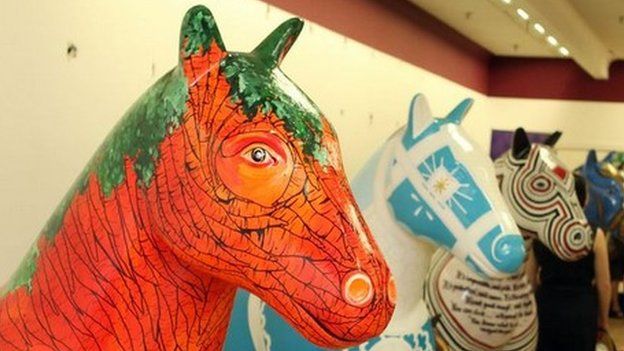 Horse sculptures trail aims to boost Hamilton visitors - BBC News