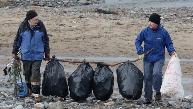 Fleshwick Bay beach pollution sparks beach spring clean - BBC News