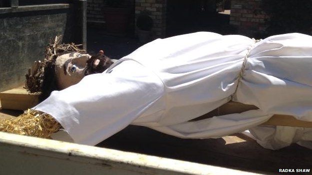 Godmanchester 'Jesus scarecrow ' is 'clever and challenging' - BBC News