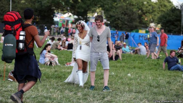 In Pictures Festivalgoers Arrive At Glastonbury Bbc News