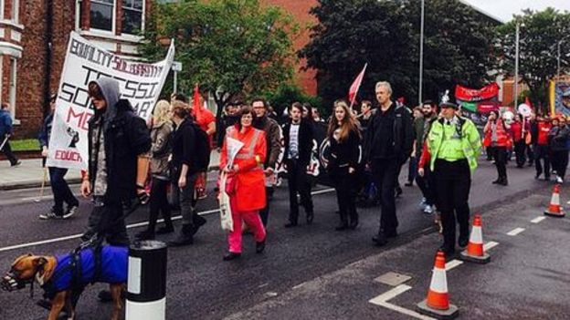 Bournemouth EDL march attracts counter protest - BBC News