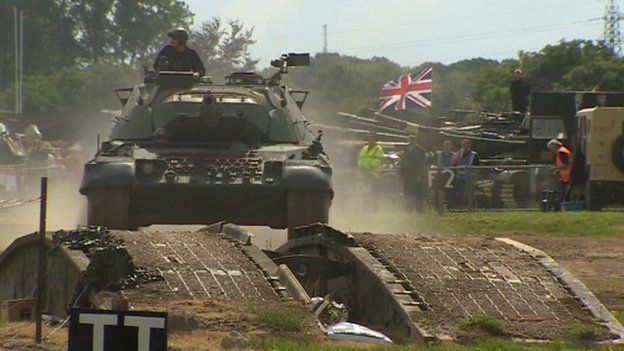 Tankfest event at Bovington draws crowds - BBC News