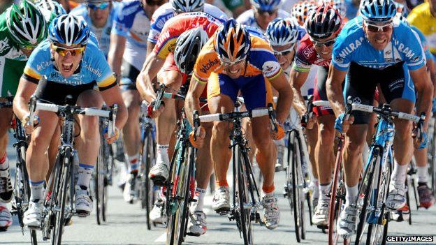 Cambridge Waitrose undersells Tour de France cycle race - BBC News