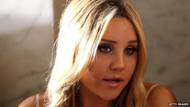 Amanda Bynes bong-throwing case dismissed by NY judge - BBC News