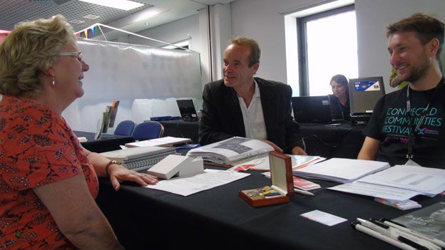 WW1 families bring along artefacts to ask the experts - BBC News