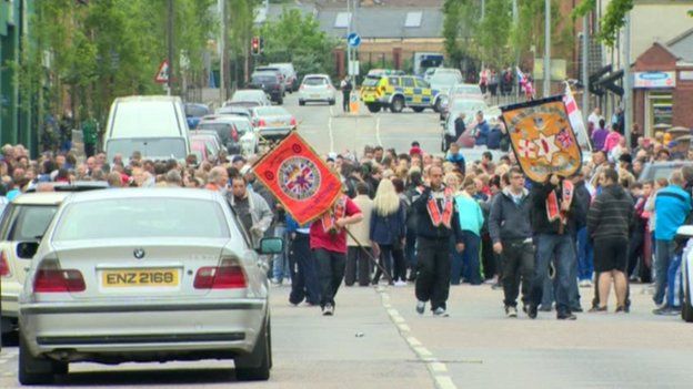 Tennent Street: Loyalists hold protest outside police station - BBC News
