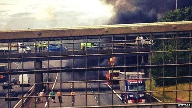 M40 southbound at Banbury reopens after truck fire - BBC News