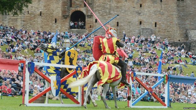 In pictures: Jousting at Linlithgow Palace - BBC News