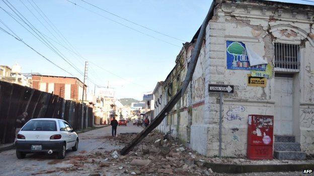 Quake 'kills three' as it strikes Mexico and Guatemala - BBC News