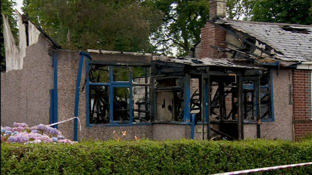Man's body found in Warrington house fire - BBC News
