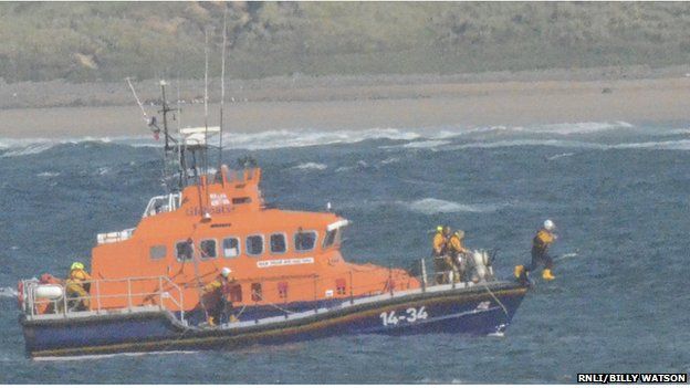 Children rescued from North Sea off Fraserburgh - BBC News