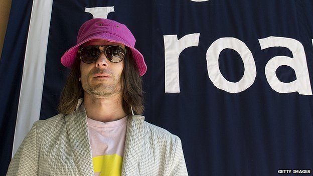 Lights go out to mark World War One centenary - BBC News