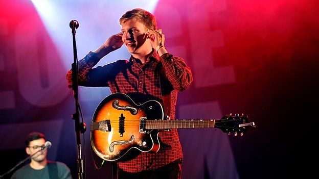 George Ezra wants Stephen Fry to be a fan of his music - BBC News