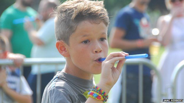 World Pea Shooting champion Rob Bresler retains title - BBC News
