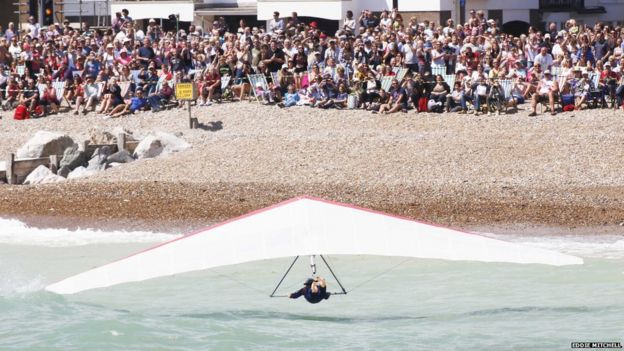 In pictures: Daredevils take flight in Worthing Birdman contest - BBC News